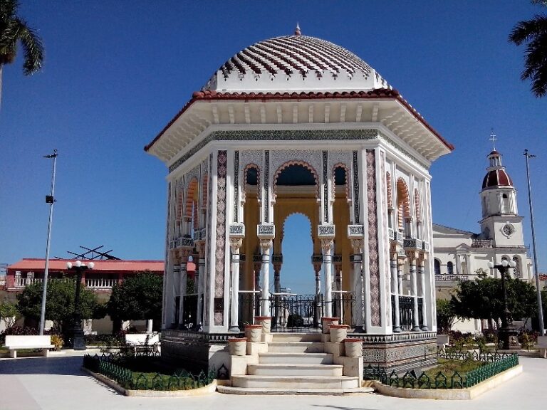 Qué HACER ? en un día de Escapada a Manzanillo, Cuba.